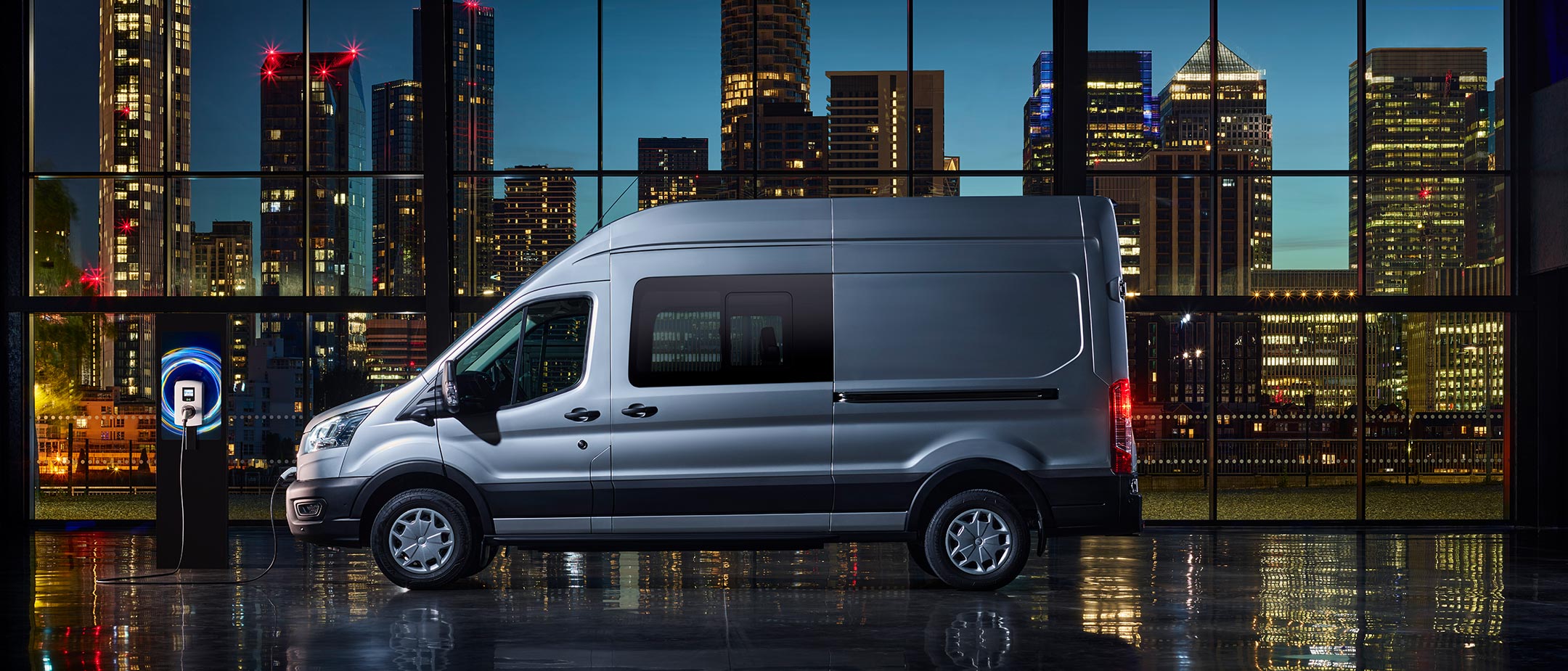 Ford E-Transit Doppelkabine: Der elektrische Team-Van | Ford CH